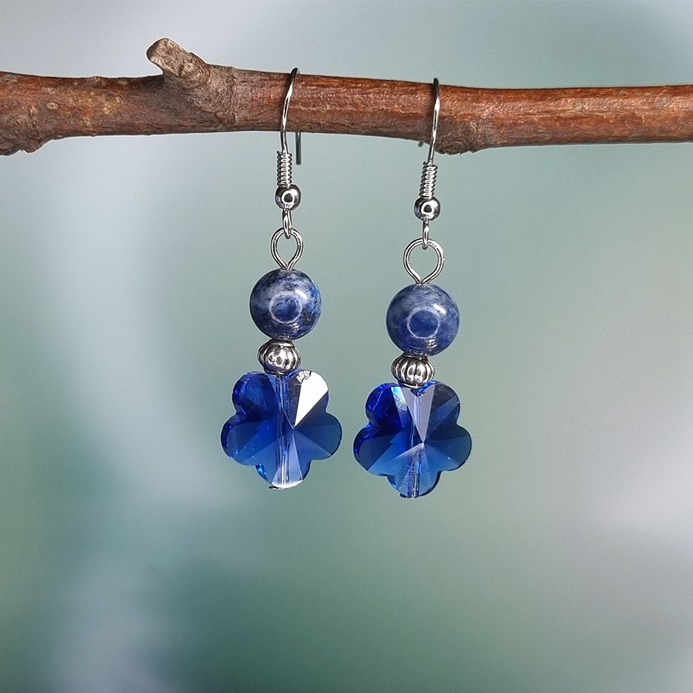 Sodalito auskarai su mėlynu gėlytės formos kristalu